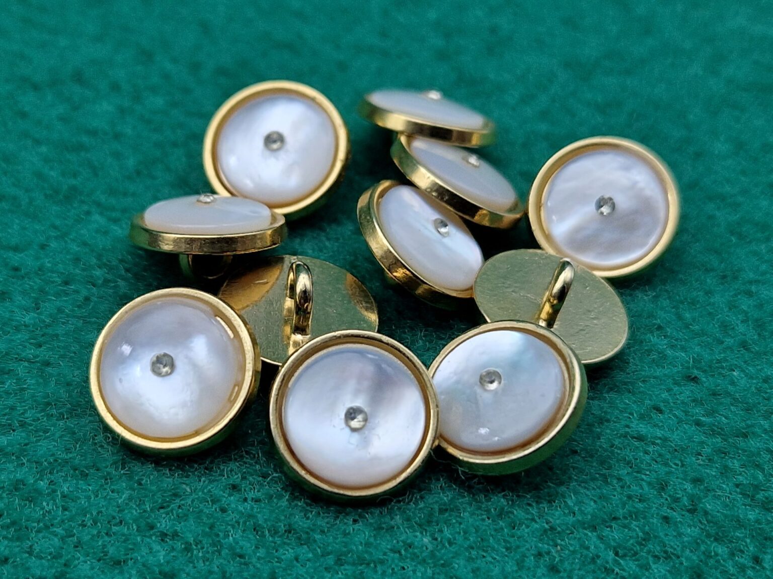 BOTTONI MADREPERLA CON STRASS - Produzione e vendita articoli per ...